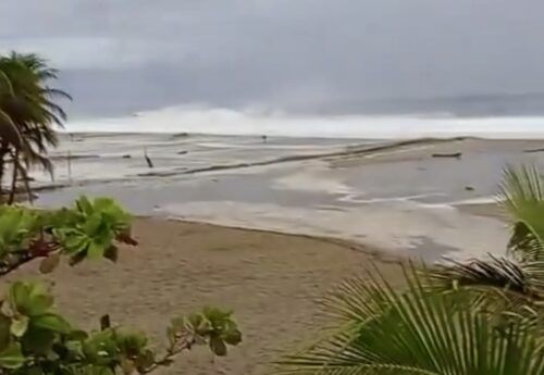Oaxaca: Protección Civil cierra playas de Huatulco por mar de fondo ...